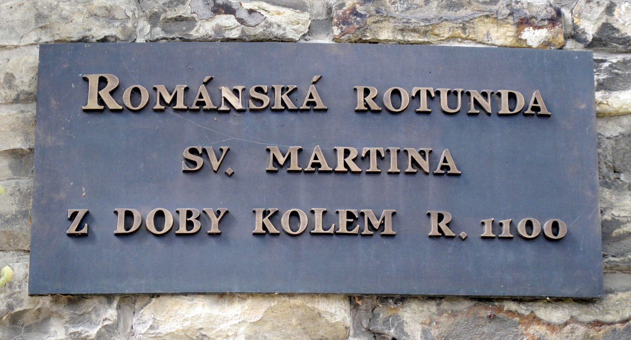 ROTUNDA SV. MARTINA – Na stěně rotundy sv. Martina v ulici V Pevnosti ...