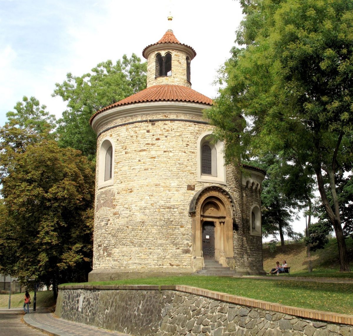ROTUNDA SV. MARTINA – Na stěně rotundy sv. Martina v ulici V Pevnosti ...