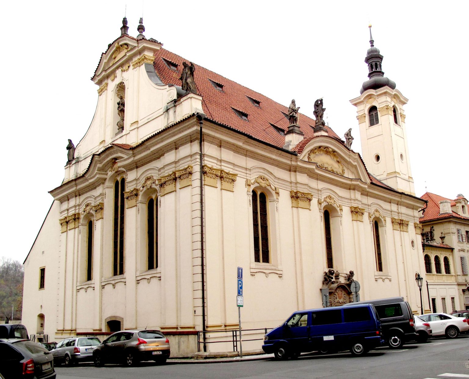 KOSTEL SV. ŠIMONA A JUDY – Na postranní stěně kostela v ulici U ...