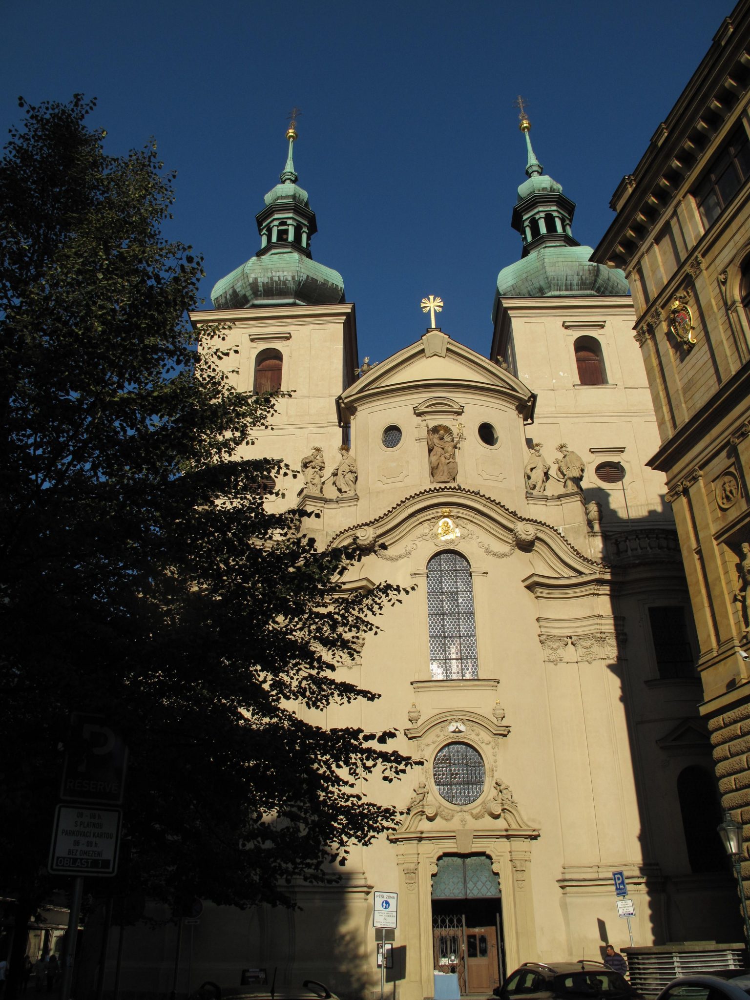 KOSTEL SV. HAVLA – Na přední stěně u vstupu do kostela v Havelské ulici ...