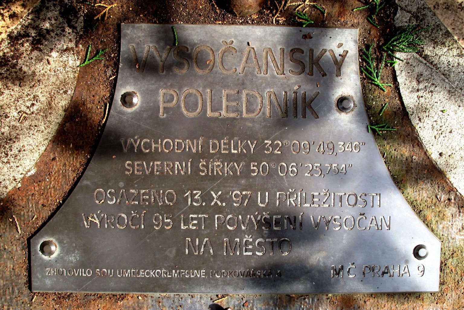 Vysočanský poledník – Pamětní desky v Praze