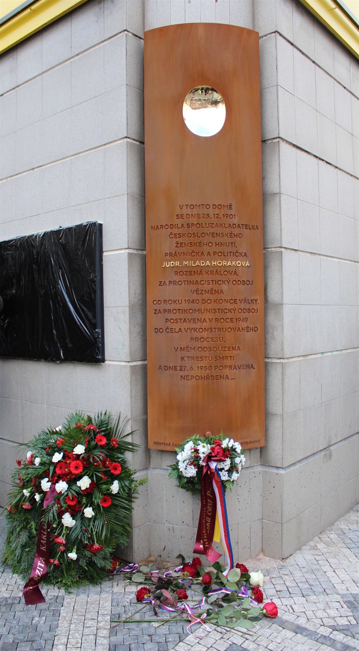 HORÁKOVÁ Milada – na domě čp. 18/22, v ulici Rumunská, Praha 2 ...